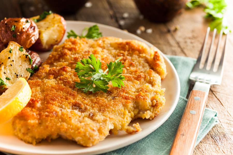 Wiener Schnitzel mit Kartoffelspalten - Gesund gut Essen